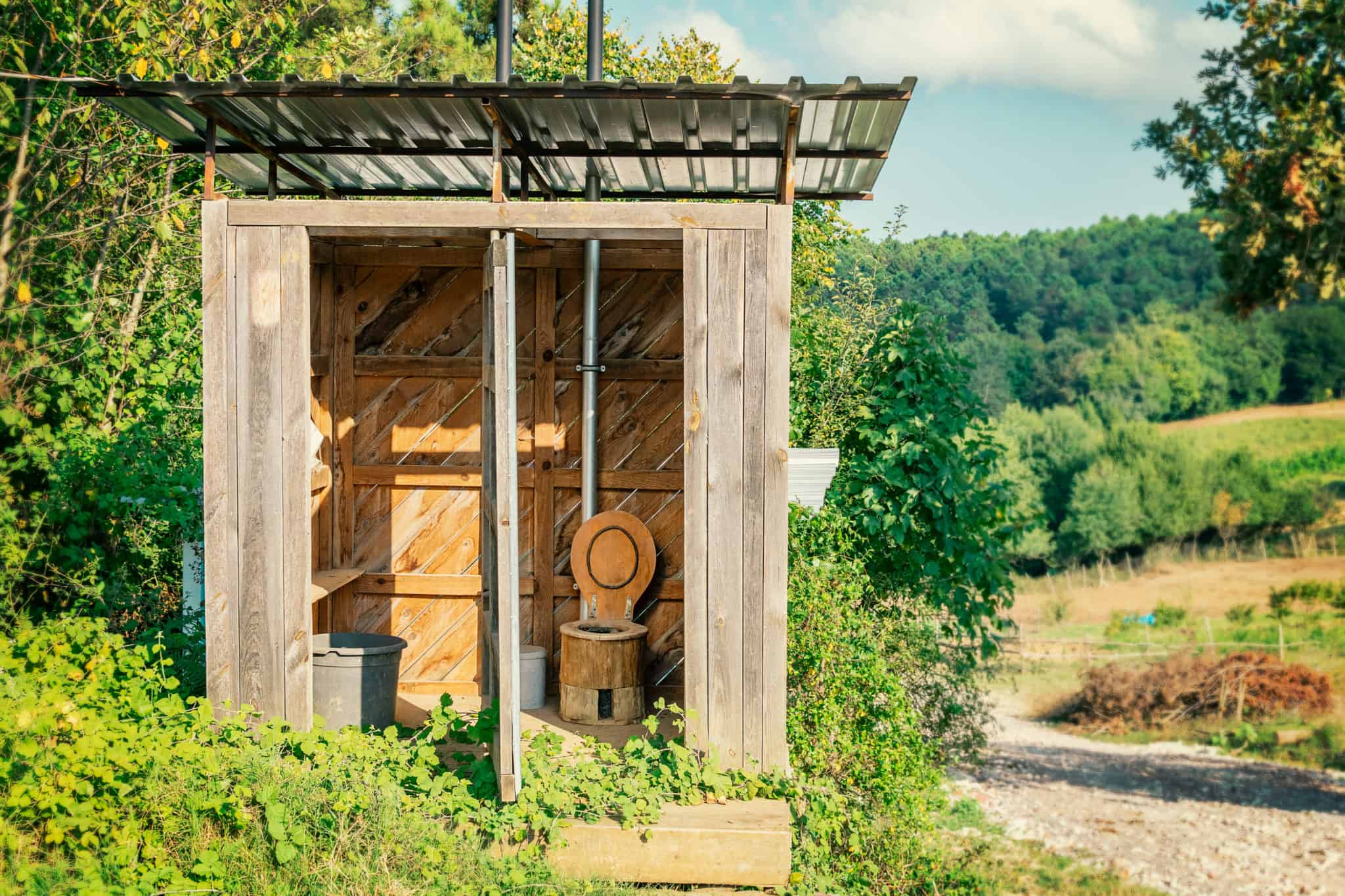 Composting Toilet Pros And Cons | Yuzu Magazine Composting Toilet Pros And Cons | Yuzu Magazine